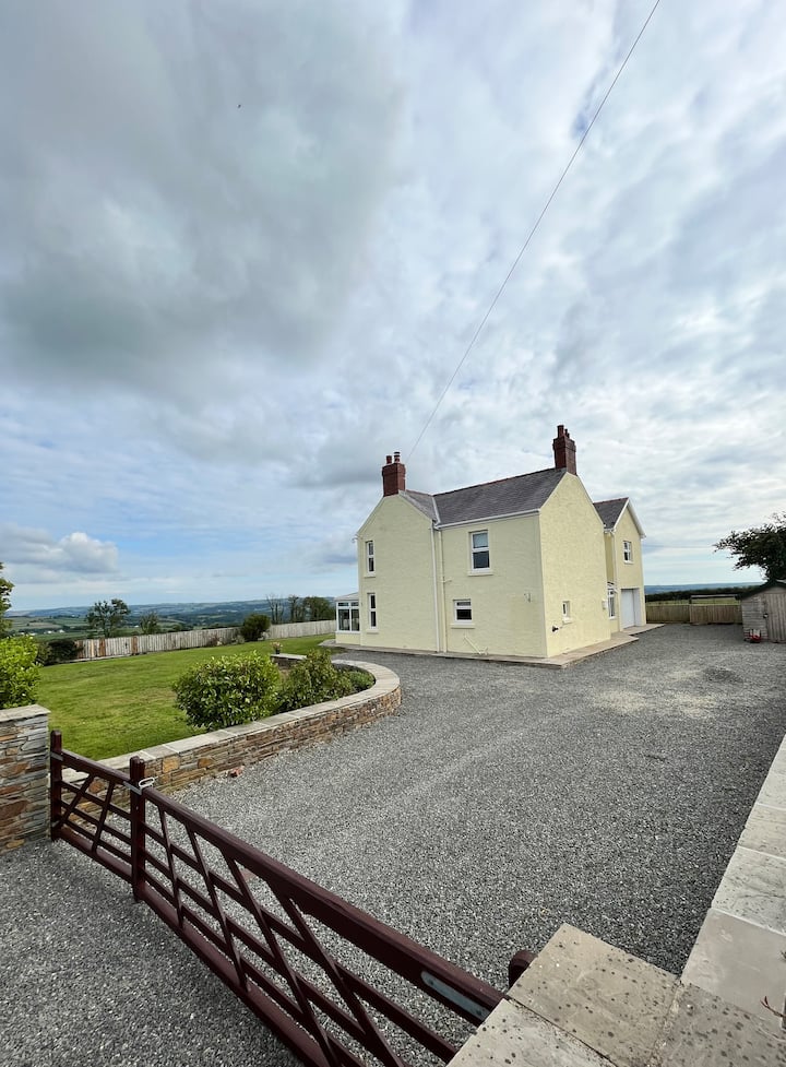 Detached House With Panoramic Views.sleeps 11-13 - Wales