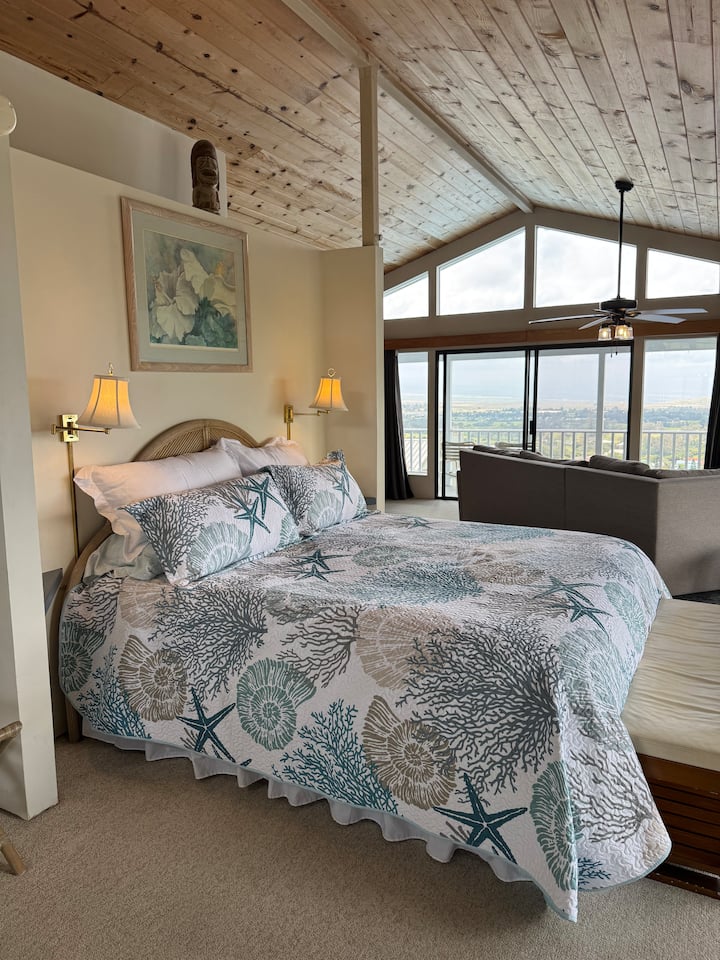 Penthouse Overlooking Waimea /Ocean Views - Waimea, HI