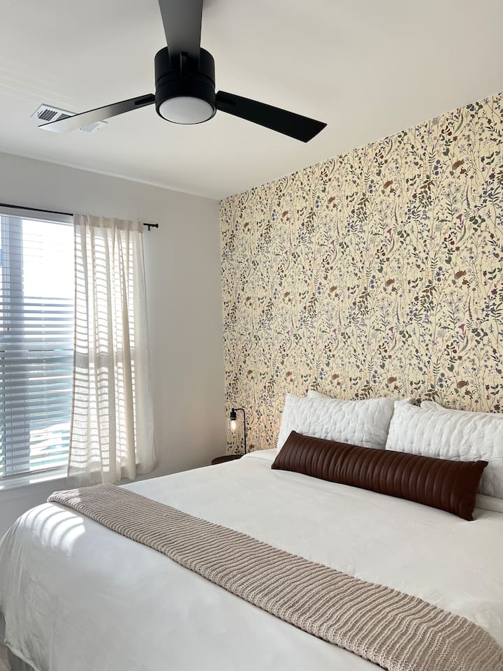 Cozy 1br | King Bed + Gym & Pool Access - Pflugerville, TX