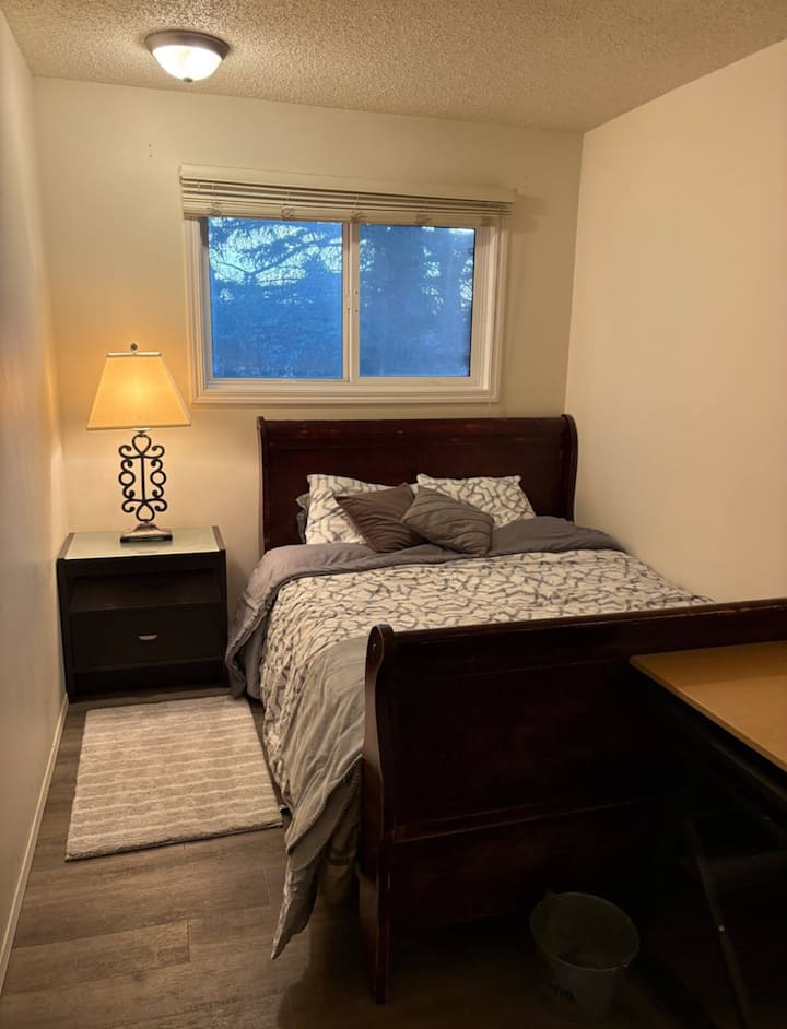 Westside Room#2 -Close To Lethbridge Uni (38) - Lethbridge
