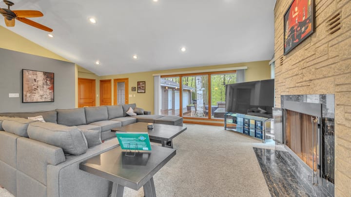 Beautiful Private Home In The Woods Bonus Hot Tub - Elkhart Lake, WI