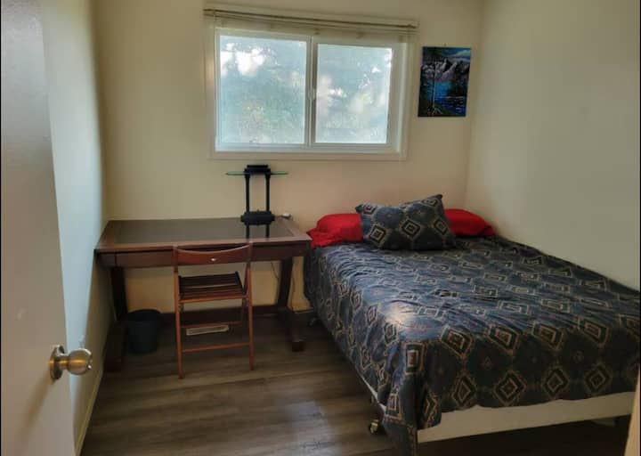 Close To University & Park - Student Room #1 - Lethbridge