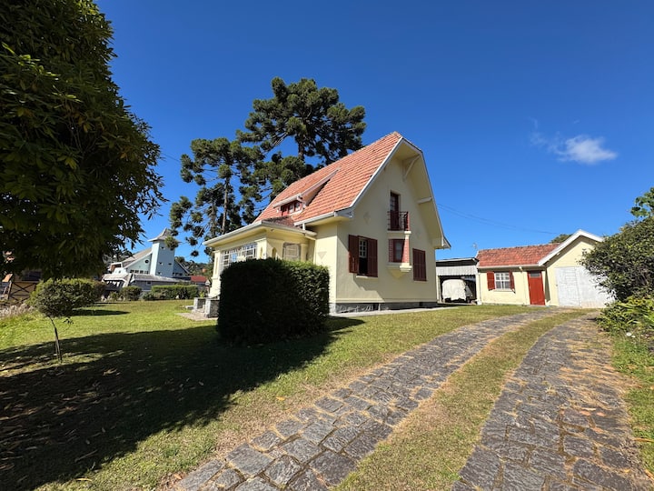 Casa Agradável Com Estacionamento, Amplo Quintal. - Campos do Jordão
