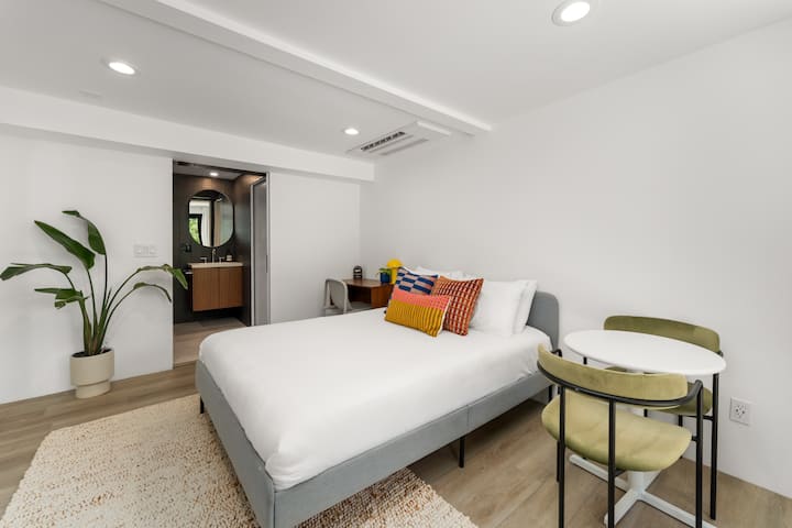 Dt Bellevue Work Suite W/ Ac Private Br Parking - Redmond, WA