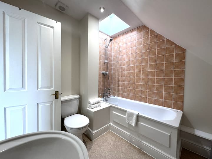 St. Leonards Rd Windsor Apartment + Balcony / 31b - Slough