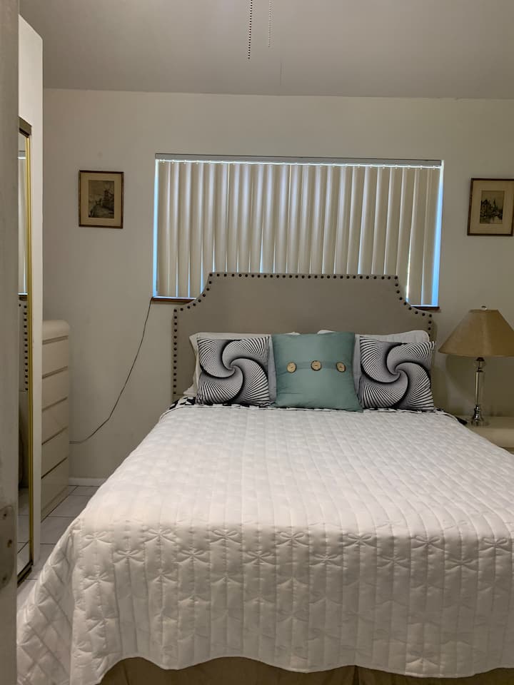 Cheerful 1 Bedroom Efficiency - Tamarac