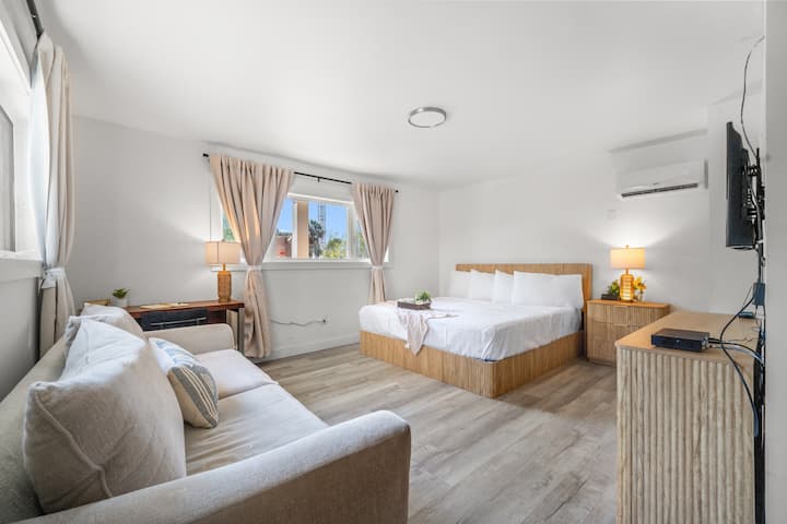 Boutique Hotel Steps Beach Sleeps 8 • Full Kitchen - Myrtle Beach, SC