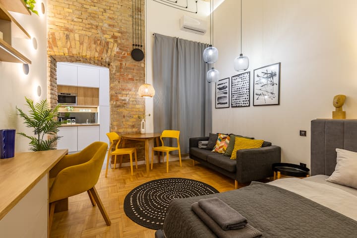 Comfy_friendly_best_location,industrial_studio - Budapest