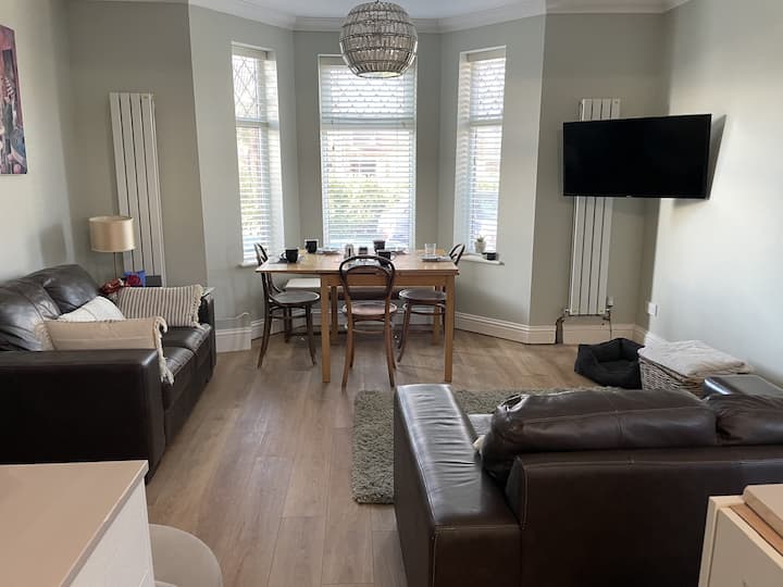 3 Bedrooms  4 Beds, 2.5 Bathrooms, Parking 2 Cars - Bournemouth