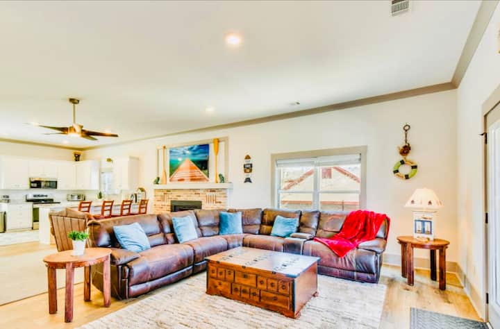 Guidos Home, Lake & Mtn Views, Sleeps 4 (A) - Hiawassee, GA