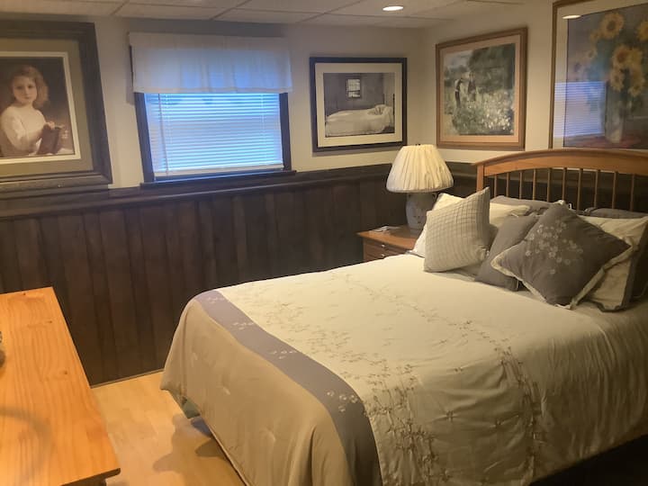Gallery Suite With Queen Bed And Private Bath - Connecticut