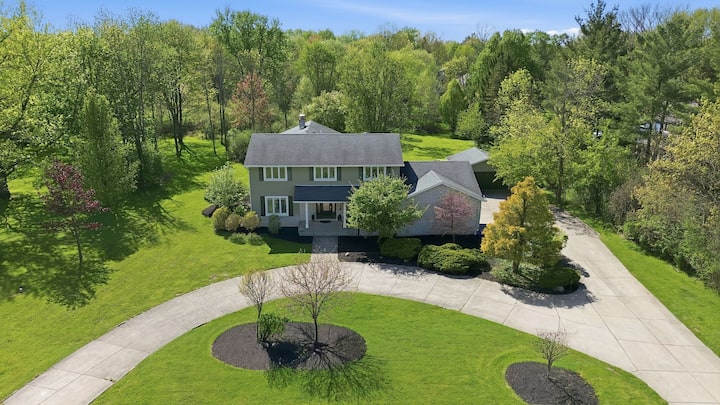 Hot Tub Escape | Sleeps 10 | Pets + Huge Yard - Bainbridge, OH