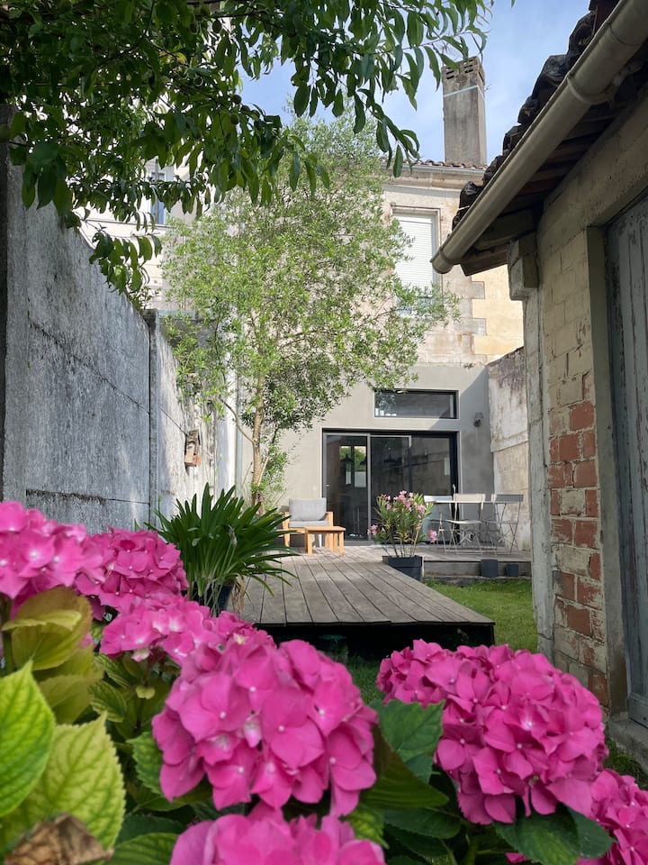 Maison Rénovée, Charme Et Jardin En Centre Ville - Charente