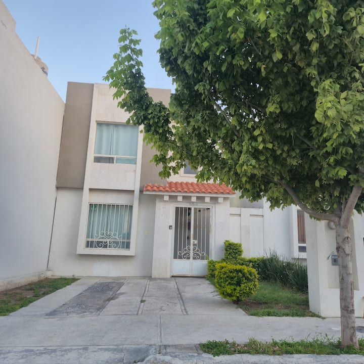 Casa Con Vías De Acceso Rápido  Toda La  Ciudad. - Saltillo