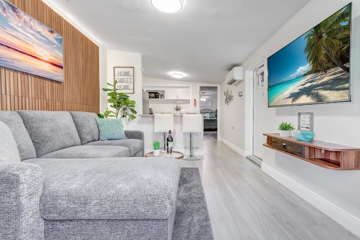 Modern 1br Suite + Ev Charger • Near Stadium & Tpa - Tampa, FL