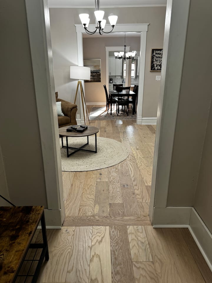 Charming And Spacious Wdm Duplex - West Des Moines, IA