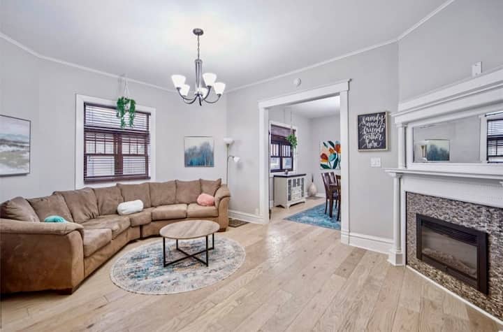 Charming And Spacious Wdm Duplex - West Des Moines, IA