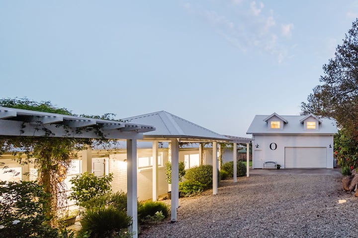 O'live House/barn 2.5acres
5bdrm/4.5bths Sleeps 12 - South Coast