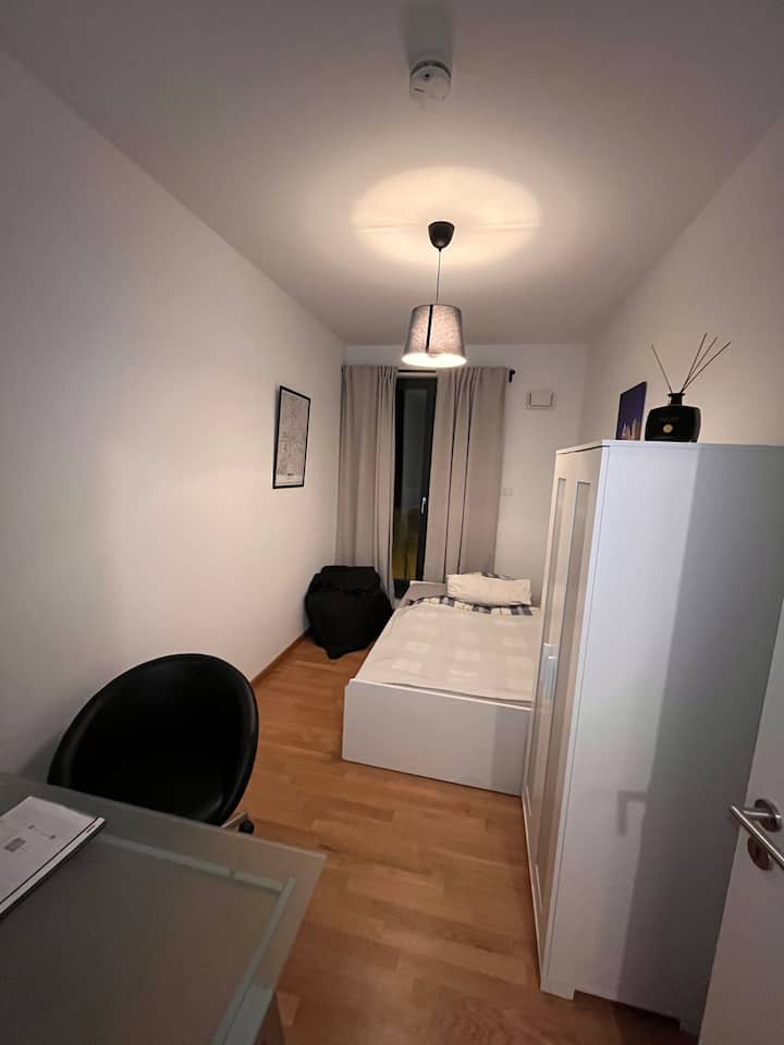 Private Room, Bath And Desk Located At Schlosspark - Berlin