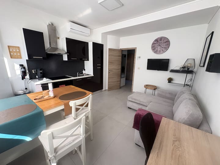 Appart Calme, Coin Bureau, Clim & Parking (1/c) - Charleroi