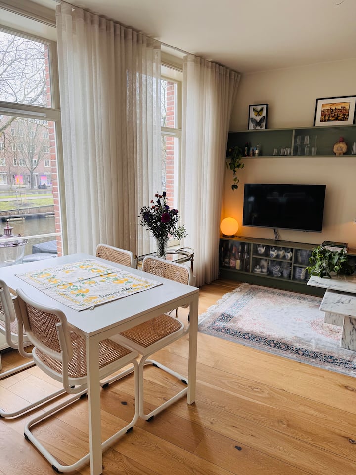Cozy Apartment With Canal View - Amsterdam
