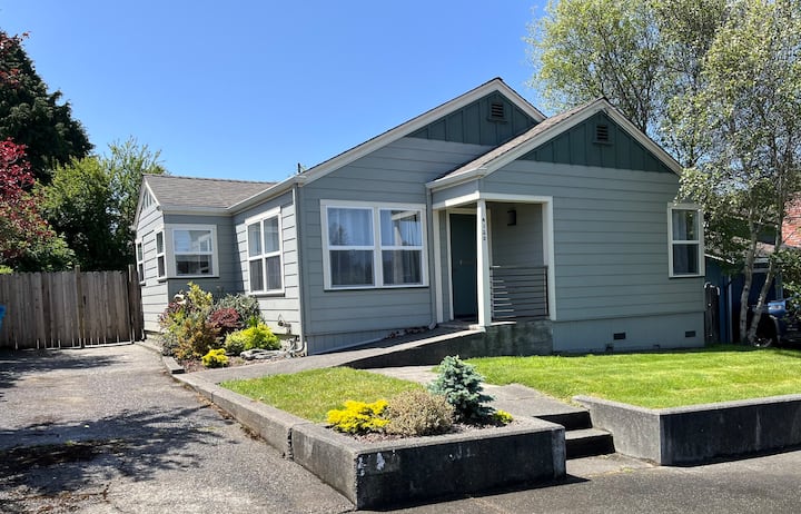 Spruce Cottage 3 Bed 2 Bath Near Henderson Center. - Eureka, CA