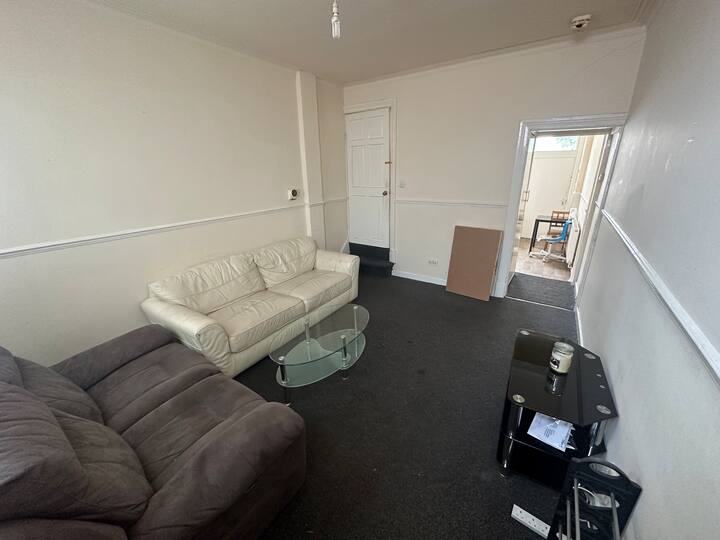 Two Bed House Close To Centre - Wakefield, UK