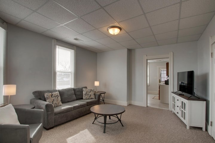 Large Updated Upper 1-bedroom East Facing W/ Wi-fi - Quincy, IL