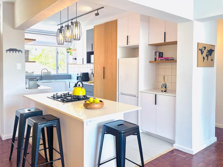 Sunny Sea Point Apartment, Regent Road. - Cape Town