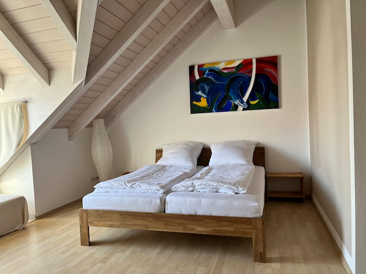 Schöne Wohnung Mit Drei Betten Küche Und Couch - Schrobenhausen