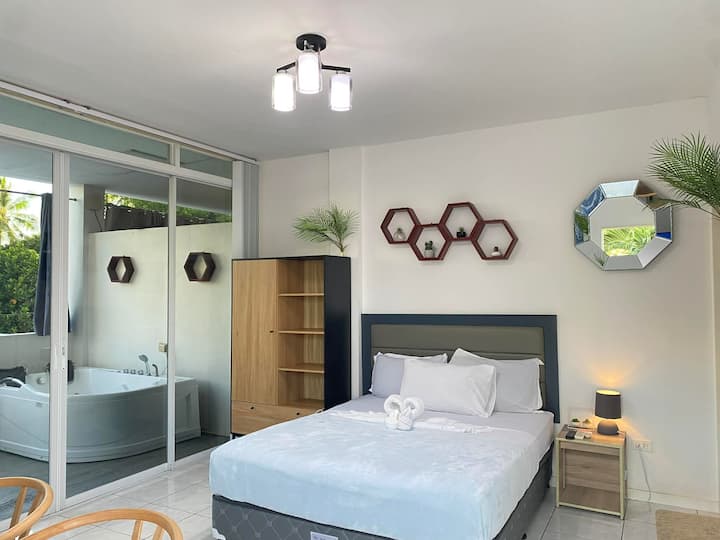 1 Xl Jacuzzi Suite/queen/ac/hot Water/wifi/netflix - Panglao