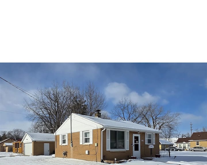 Earnie's Place - Cozy 2 Br Home, Sports Fan Garage - Saginaw, MI