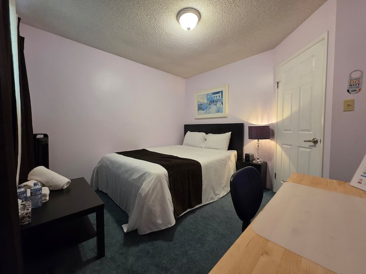 Queen Bed Room With Workspace. - New Westminster