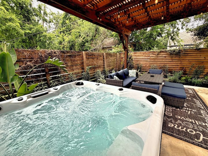 4br/4ba | Sleeps 14 | Hot Tub | Parking For 7 - Houston, TX