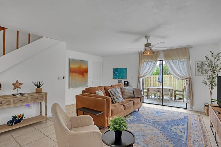 Gorgeous Townhome Steps From The Beach - Cocoa Beach, FL