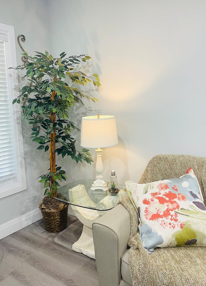 Charming Upper, 3bd, With Workspace In Walkerville - Windsor