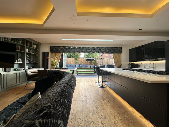 5-bedroom Luxury Home With Spa - 