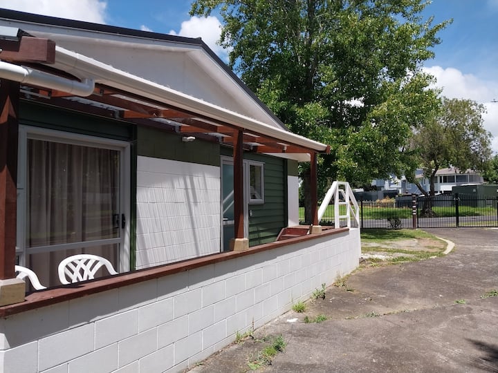 Recently Renovated 2 Bedroom Unit In East Auckland - Waiheke Island