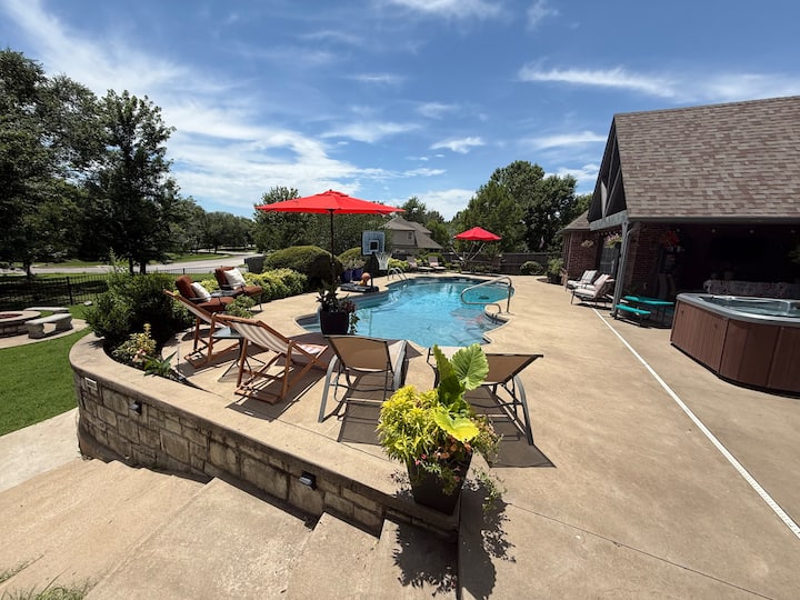 Poolside Tiny House W/ Hot Tub - No Cleaning Fee! - Owasso, OK