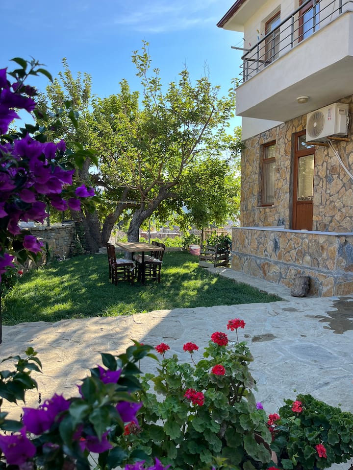 Geniş Bahçeli 2+1 Ev ( Alt Kat) - Gökçeada