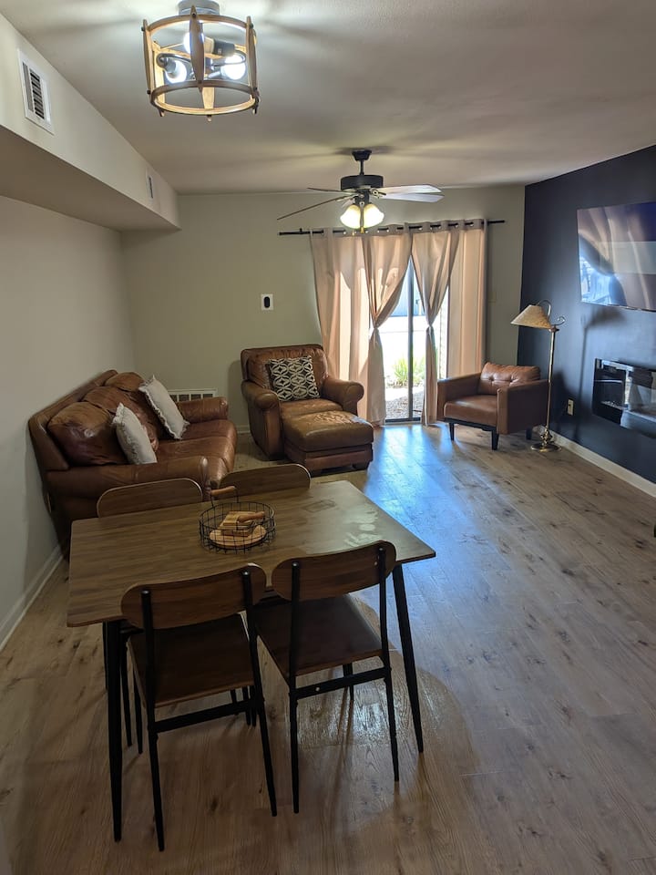 Cheerful 2-bedroom Townhouse Close To Everything - North Little Rock, AR