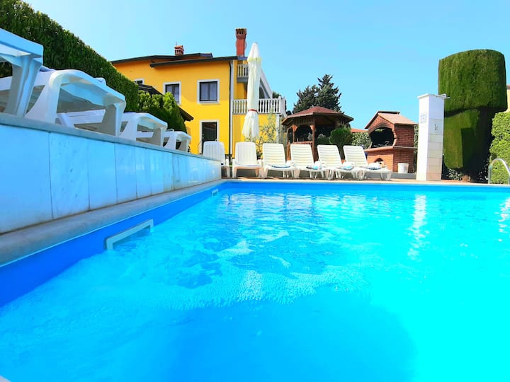 Kuća Za Odmor  S Grijanim Bazenom . - Izola