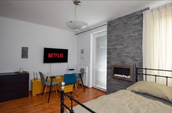 Free Netflix & Parking - Pozsony