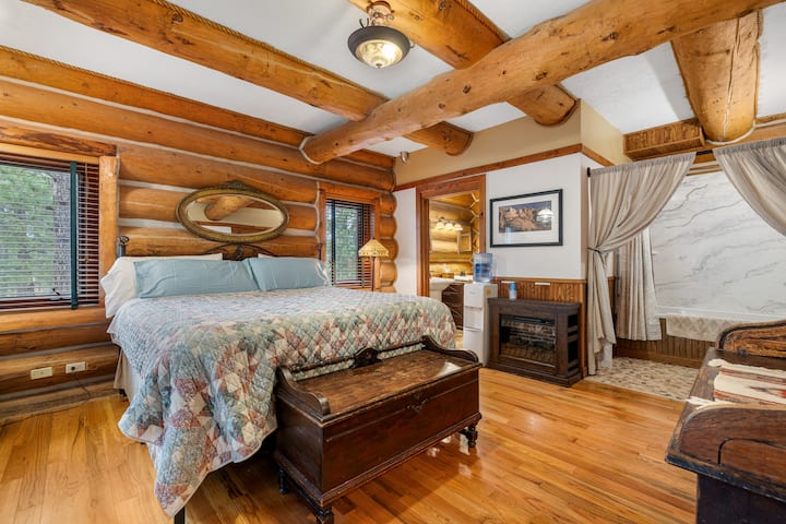 Views Of Mt. Rushmore - King Bed Log Lodge Room - Keystone, SD