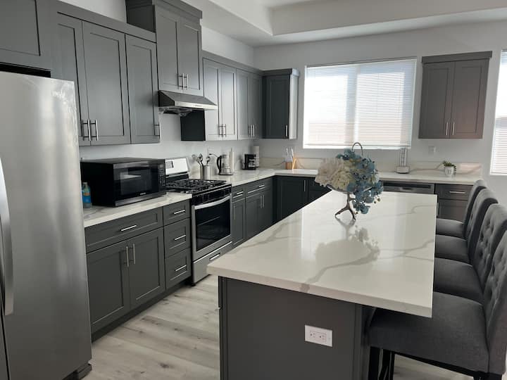 Beautiful 3 Bedroom 2.5 Baths With Jacuzzi Bathtub - Santa Ana, CA