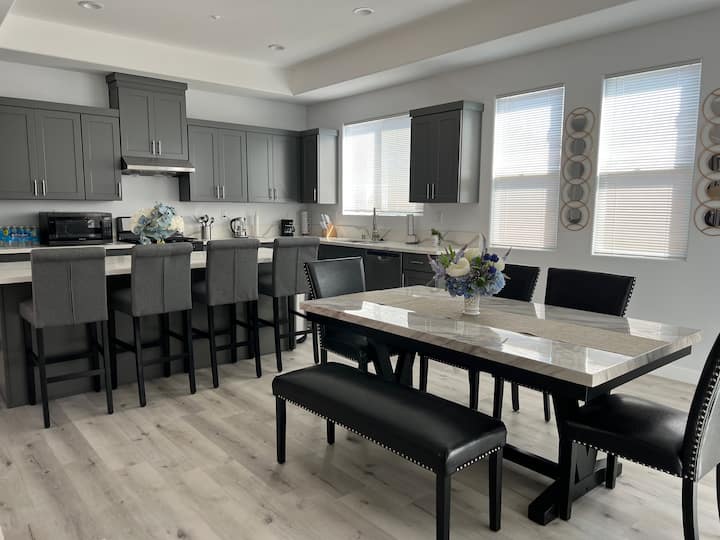 Beautiful 3 Bedroom 2.5 Baths With Jacuzzi Bathtub - Santa Ana, CA