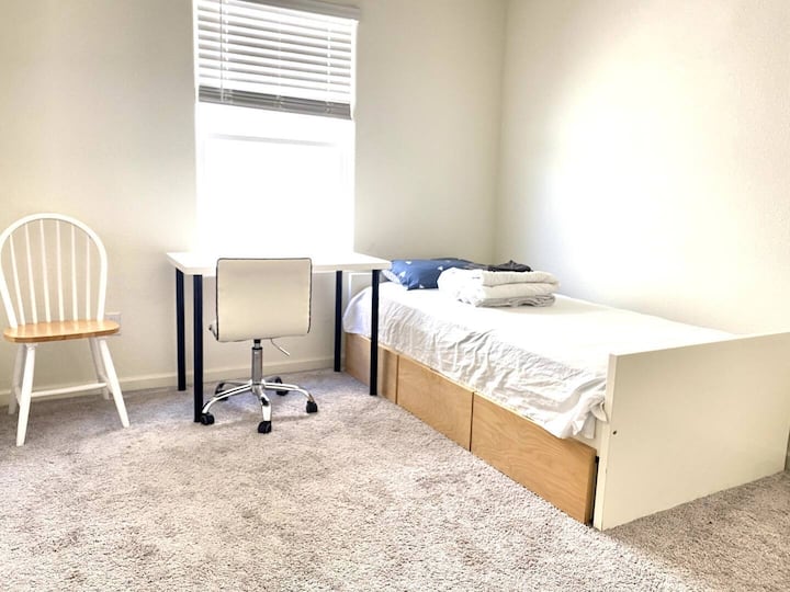 1 Min From Mercy Medical Center, Travel Nurse Home - Merced, CA