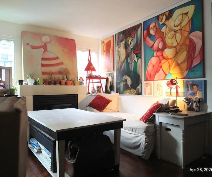 Entire Cute Condo Full Of Art For 2 - Vancouver