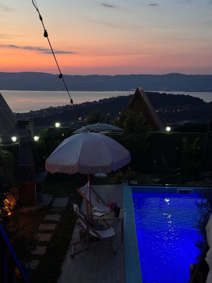 Göl Manzaralı Sıcak Havuzlu,jakuzili Bungalow - Sapanca