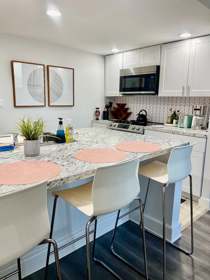 The Urban & Chic Downtown Suite - Reserved Parking - Stamford